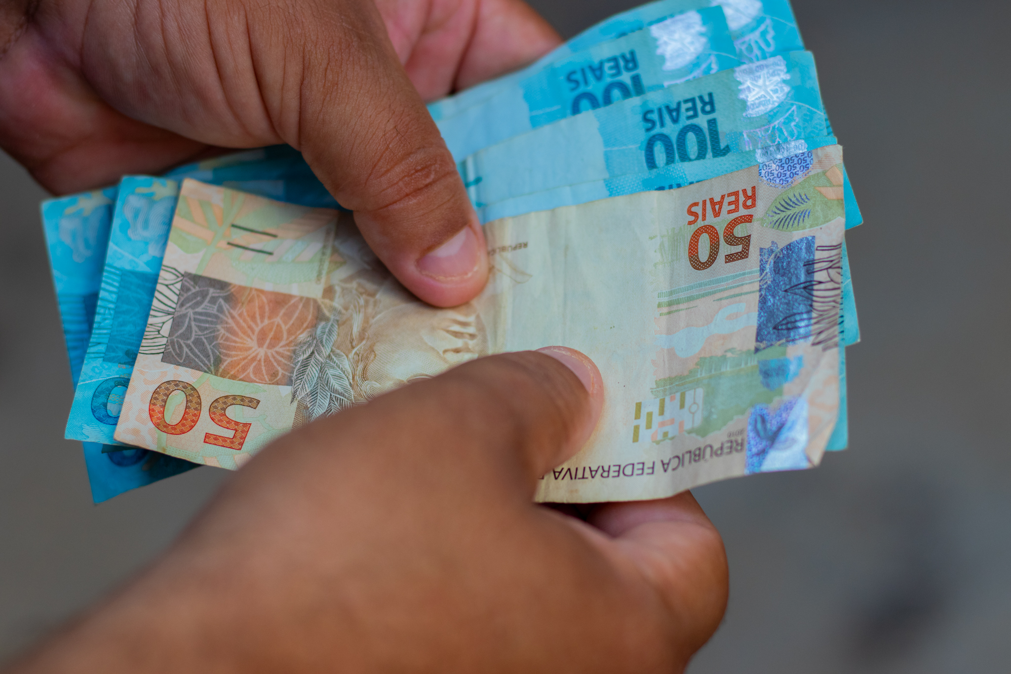 Governo anuncia auxílio de R$ 2.000,00 para brasileiros que ajudarem ...