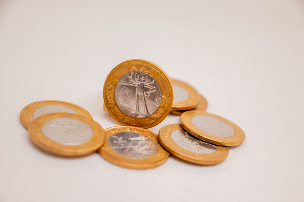 Estas simples moedas de R$ 1 podem ser vendidas por mais de R$ 30 mil ...